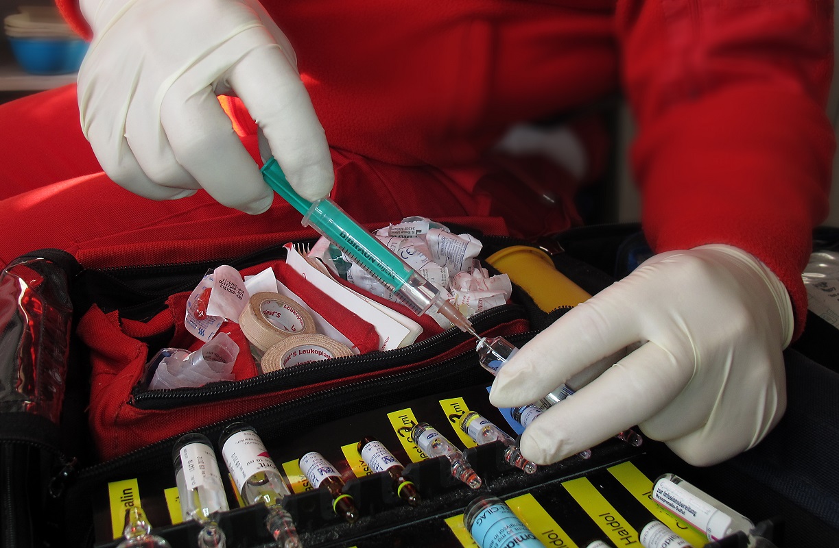 Sanitäter mit Spritze – paramedic with syringe – Clinotrans GmbH